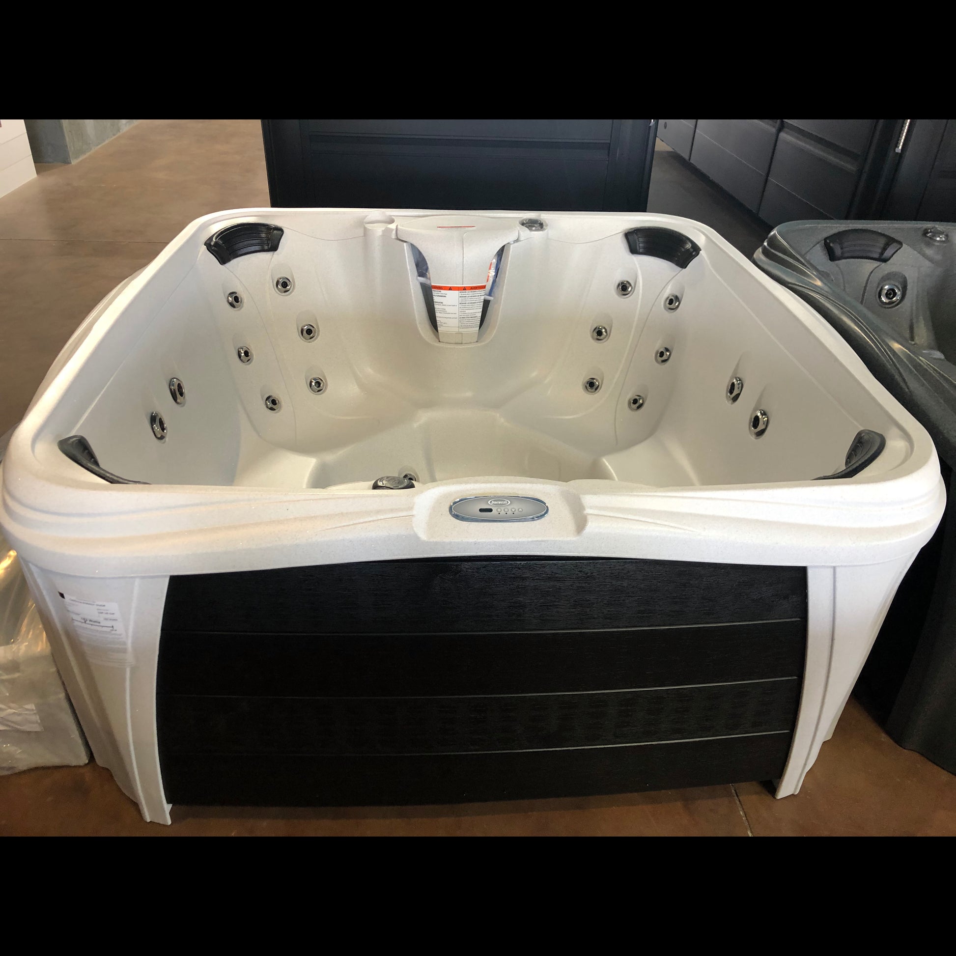 Jacuzzi® Soul/Echo Prolast Hot Tub Cover 6476-110PC - Black – CALWEST